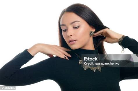 스튜디오 초상화 아름 다운 긴 머리 여자 시연 세련 된 귀고리 뷰티 소녀 흰색 배경에 고립 관능에 대한 스톡 사진 및 기타 이미지 Istock