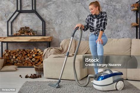 젊은 웃는 여자 거실 현대적인 스칸디나비아 인테리어 카펫을 청소 집 하우스키핑 개념 가사 집안일에 대한 스톡 사진 및 기타