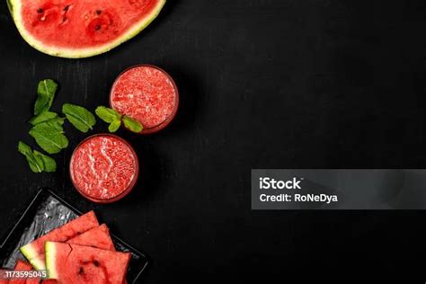 수박 스무디 신선한 주스 민트와 검은 배경에 별모양의 조각 여름 건강 음료 공간을 복사합니다 맨 위 보기 건강한 식생활에 대한 스톡 사진 및 기타 이미지 Istock