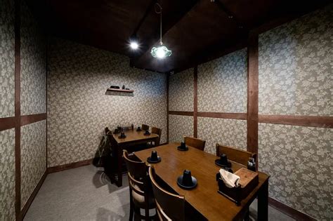 패턴 벽지로 레트로한 분위기가 물씬 풍기는 30평 횟집인테리어 구례