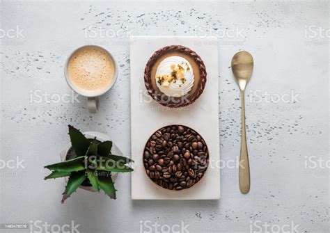 초콜릿 캐러멜 디저트와 황금 숟가락이 있는 커피 한 잔이 있는 흰색 대리석 보드 0명에 대한 스톡 사진 및 기타 이미지 0명 갈색 라떼 Istock