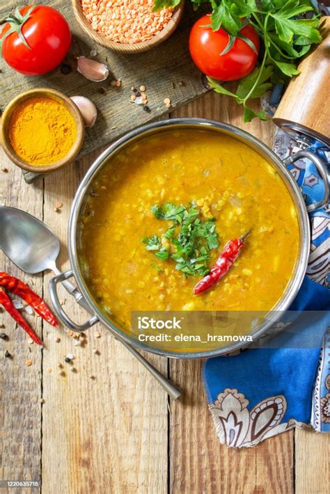 인도 음식 진짜 인도 요리 소박한 테이블에 허브와 전통적인 인도 매운 렌즈 콩 퓌레 수프 상단보기 평면 누워 배경입니다 공간을 복사합니다 0명에 대한 스톡 사진 및 기타