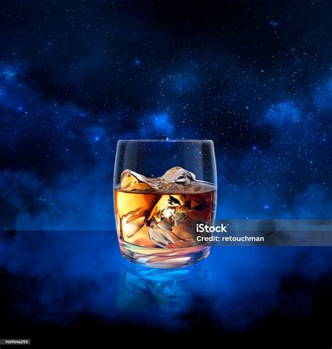 연기가 나는 별 배경에 자리 잡은 위스키 한 잔 3d 렌더링 0명에 대한 스톡 사진 및 기타 이미지 0명 과일 노랑 Istock