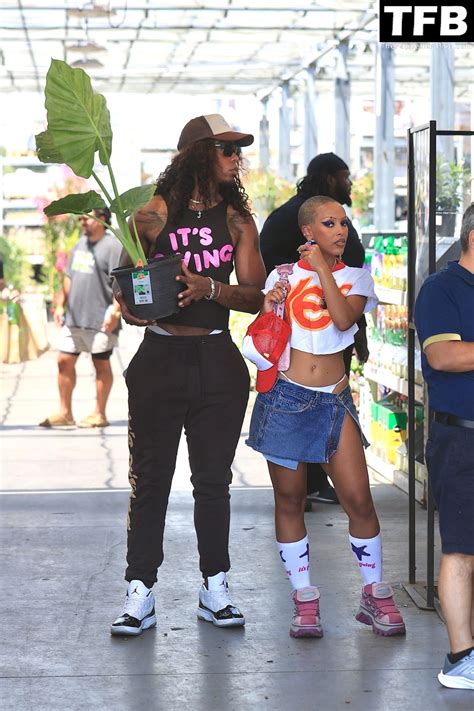 Doja Cat Puts On A Sexy Display While Spotted Shopping In Calabasas 7