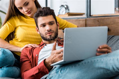 专注的年轻夫妇坐着高清图片下载 正版图片503493860 摄图网