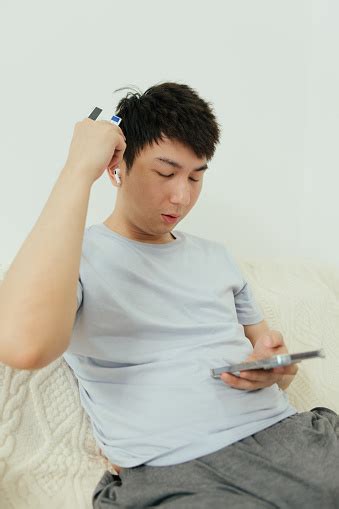 신용 카드를 들고있는 한 남자가 청구서를보고 슬픔을 느낍니다 라이프 스타일과 기술 지불 방법 및 청구서 25 29세에 대한 스톡 사진 및 기타 이미지 Istock