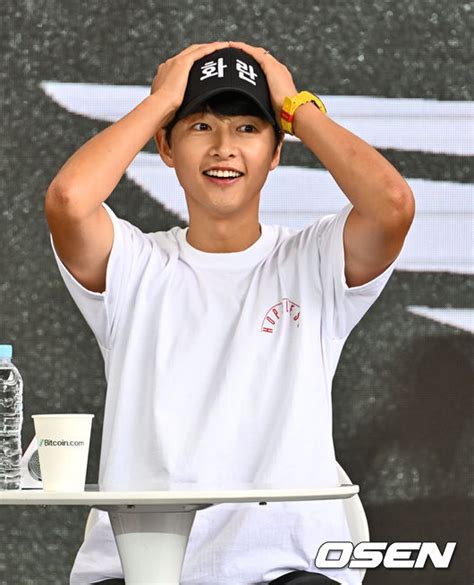 [사진] 화란 모자 쓴 송중기 스포탈코리아