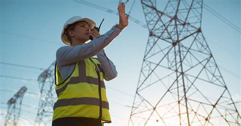 전력망 산업 및 전기 회로 및 전압 인프라용 라디오를 사용하는 여성 전선 케이블 및 안테나와의 통신을 위한 장비를 갖춘