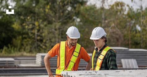건설 노동자들이 작업 현장에서 계획을 점검하고 있습니다 사진 Unsplash의 무료 기술 이미지