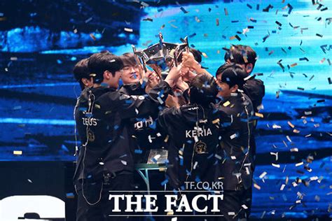 2023 Lol 월드 챔피언십 7년 만에 완승한 T1 [tf사진관] 포토 기사 더팩트