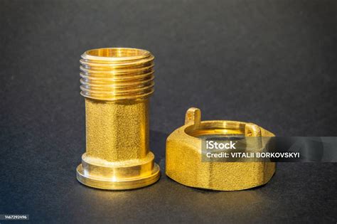 배관 파이프를 온수 또는 냉수 미터에 연결하기위한 카운터 너트가있는 구리 튜브 건설 산업에 대한 스톡 사진 및 기타 이미지 건설 산업 관 튜브 구리 Istock