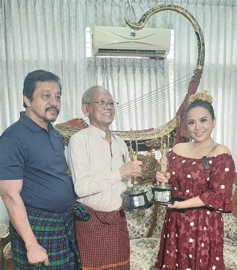 Dvb သရုပ်ဆောင် မြတ်ကေသီအောင်က အကယ်ဒမီရွှေစင်ရုပ်တု ၂ ခုကို ရုပ်ရှင်သမိုင်းပြတိုက်သို့ လှူဒါန်း