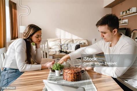 두 사람 남자와 여자 젊은 부부 남편과 아내 형제 와 자매 또는 남자 친구와 여자 친구 는 밝은 하루 실제 여가 게임 개념 재미 복사 공간을 집에서 카드 16 17 살에