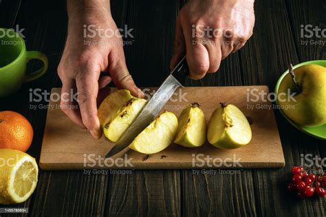 집에서 사과 설탕에 절인 과일 또는 과일 음료를 만듭니다 커팅 보드에 신선한 사과를 자르는 칼을 든 요리사의 손 사과에 대한 스톡 사진 및 기타 이미지 Istock