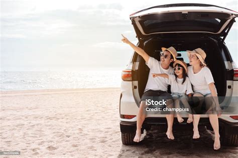 가족 행복한 여행은 자동차 여행 도로 여행 일몰 아래 차에서 여름 휴가 아빠 엄마 딸 휴가와 휴식이 함께 분위기를 만끽합니다 가족에 대한 스톡 사진 및 기타 이미지 Istock