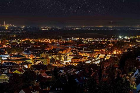 지능형 로봇과 인공지능 결합 지능형 로봇은 Ai의 학습 능력을 통해 점점 더 지능적으로 행동하고 인간의 작업을 보조함