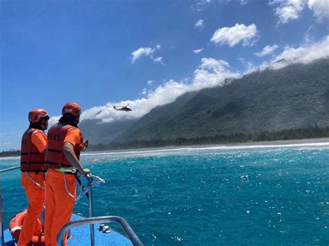 學童戲水遭浪捲入海 花蓮海巡隊運用遙控式救生圈即刻救援 屏東時報電子報