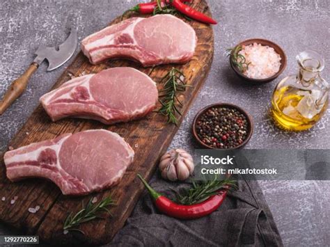 신선한 생 조각 고기 돼지 고기 쇠고기 보드에 뼈에 다진 향신료 고기에 대한 스톡 사진 및 기타 이미지 고기 날것 도마