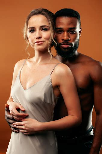 젊은 예쁜 커플 다양한 인종 함께 갈색 배경에 민감한 포즈 라이프 스타일 사람들 개념 커플에 대한 스톡 사진 및 기타 이미지 커플 관능 다민족 그룹 Istock