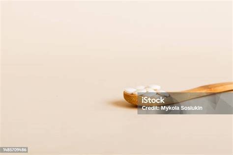 색깔 배경에 백색 알약의 더미 테이블 위에 흩어져있는 정제 빨간 부드러운 젤라틴 캡슐 더미 비타민과식이 보충제 개념 0명에 대한 스톡 사진 및 기타 이미지 Istock