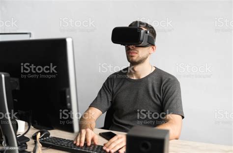 가상 현실 고글 헤드셋 Vr 상자를 착용 하 고 컴퓨터 모니터에 대 한 사무실에 앉아 젊은 남자 연결 기술 새로운 세대 진보 개념 가상현실에 대한 스톡 사진 및 기타 이미지