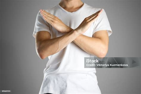 흰색 T셔츠에 있는 사람 그의 팔을 교차 그의 손 가진 금지 표시를 보여 줍니다 절연 T 셔츠에 대한 스톡 사진 및 기타 이미지 T 셔츠 남자 러시아 Istock