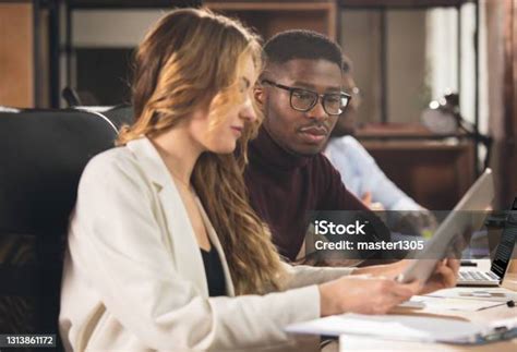 협상 중에 장치와 가젯을 사용하여 현대 사무실에서 협력하는 동료 전문 직업에 대한 스톡 사진 및 기타 이미지 전문 직업 남자 사무실 Istock