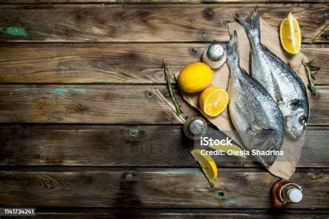 레몬 허브와 향기로운 향신료와 원시 바다 물고기도 라도 건강한 생활방식에 대한 스톡 사진 및 기타 이미지 건강한 생활방식 건강한 식생활 고급 요리 Istock