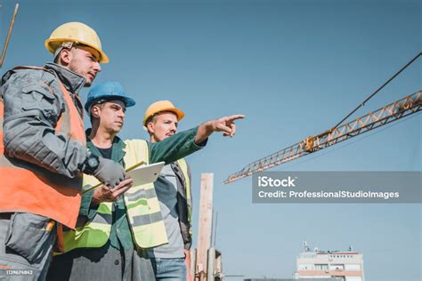 경험이 풍부한 건설 노동자는 자신의 동료에 게 프로젝트를 구축 설명 디지털 태블릿 사용하기에 대한 스톡 사진 및 기타 이미지 디지털 태블릿 사용하기 엔지니어 3 명