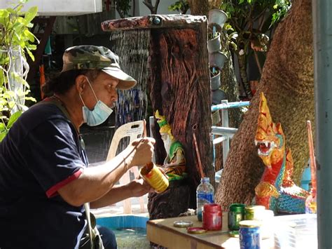 ปัดแต้มเติมแต่งแล้วลงสี องค์นาคีนาคา งดงามตา พู่กันตะหวัดโฉบไปโฉบมา สุขอุราแสนเพลินจำเริญตา