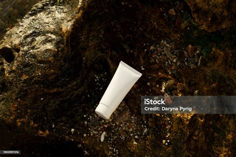 바다 근처의 젖은 돌 위에 얼굴 피부를 위한 모이스처라이저 또는 자외선 차단제 튜브의 흰색 모형 천연 화장품 미용 제품의 개념 0명에 대한 스톡 사진 및 기타 이미지