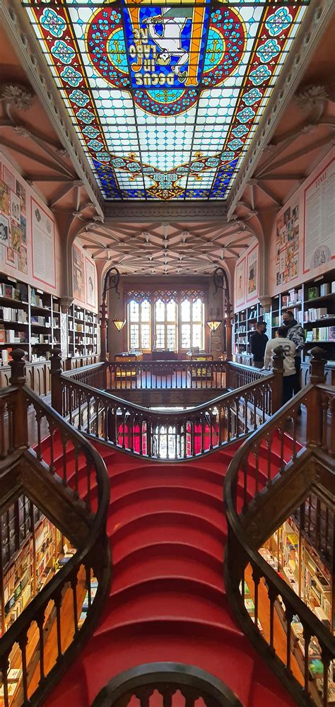 Livraria Lello 건축 경치가 좋은 계단 고딕 스타일 관광 명소 나무 난간 네오 고딕 도서관 독서하는