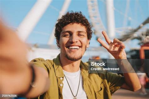 Photo Libre De Droit De Portrait Dun Homme Prenant Un Selfie Banque D