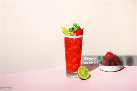 Paloma 알코올 칵테일 음료는 데킬라 자몽 및 라임 주스 딸기 민트 및 얼음을 짠 테두리가있는 유리에 담았습니다 베이지색 분홍색 바닐라 배경입니다 0명에 대한 스톡 사진