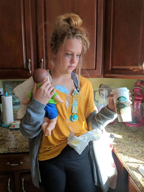 This Girls Tired Mom Halloween Costume Is Everything
