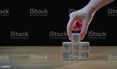 Ai 인공 지능 기술 기계 학습 뇌 디지털 네트워크 통신 컴퓨터 과학 미래 클라우드 컴퓨팅 테이블에 아이콘 나무 큐브가 있는