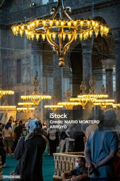 램프와 터키의 이스탄불의 도시에있는 아야 소피아 모스크의 내부 Byzantine에 대한 스톡 사진 및 기타 이미지