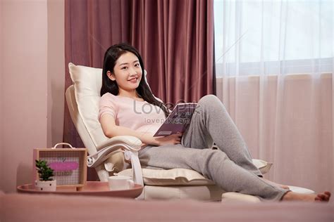미녀 는 집에 서 여가 생활 을 하 며 침실 의자 에 누 워 책 을 본다 사진 무료 다운로드 Lovepik
