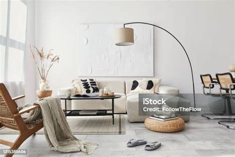 디자인 모듈식 소파 블랙 커피 테이블 램프 안락의자 장식 예술 회화 및 현대적인 홈 장식으로 우아한 개인 액세서리가있는 거실의 국내 인테리어 템플렛 모델하우스 내부에 대한