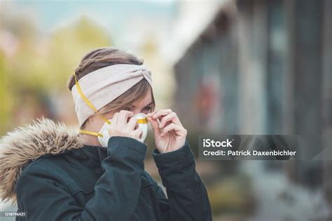 연도 및 코로나 안전 개념 자신을 보호하기 위해 얼굴 마스크를 착용하는 여성 야외 개념에 대한 스톡 사진 및 기타 이미지 개념 건강관리와 의술 겁먹은 Istock