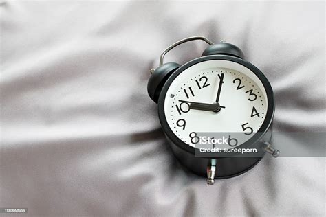 아침에 침대에 검은 복고풍 알람 시계의 평면도 추가 또는 모의 준비 개념에 대한 스톡 사진 및 기타 이미지 개념 계획