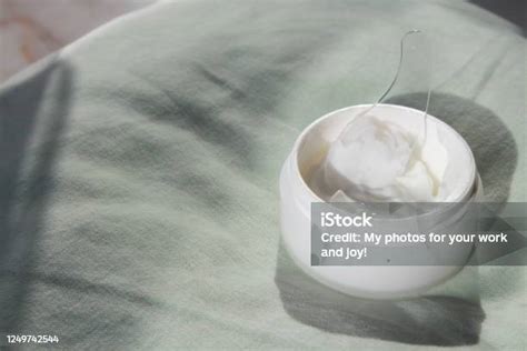 화이트 항아리 모의 얼굴 마스크 최소한의 컨셉 안티 에이징 적절한 가정 및 스파 얼굴 과 목 스킨 케어 0명에 대한 스톡 사진 및 기타 이미지 Istock