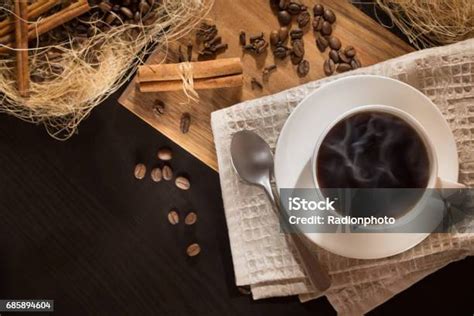 연기 블랙 커피 한 잔에 볶은 커피 곡물 및 계 피 에 나무 배경 상위 뷰 고 비문에 대 한 프레임입니다 0명에 대한 스톡 사진