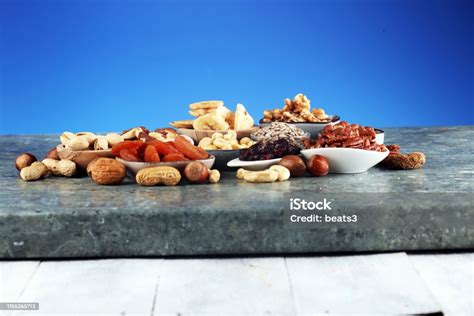 말린 과일과 다양 한 건강 한 유기농 견과류를 사용한 구성 0명에 대한 스톡 사진 및 기타 이미지 0명 갈색 건강한 식생활 Istock