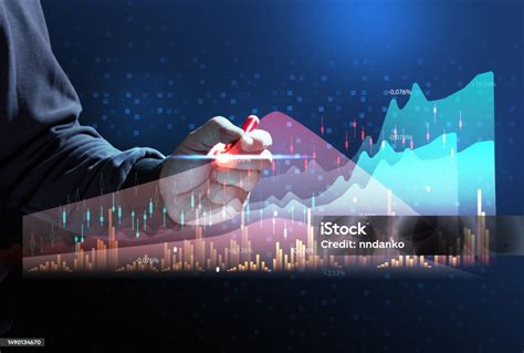 성장하는 지표와 남자의 손이 있는 홀로그램 그래프 비즈니스 성장 개념 수익성 있는 스타트업 수익성 있는 비즈니스 전략 매출 증가 고성능 개념에 대한 스톡 사진 및 기타