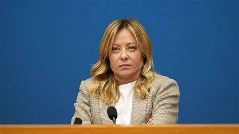 Giorgia Meloni Belenyúl Az Olasz Választási Törvénybe Hatalma