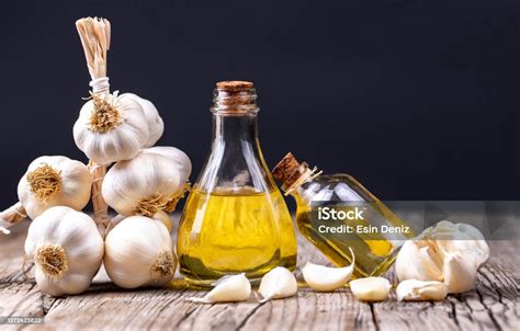 나무 또는 소박한 테이블 대체 의학 유기농 청소기에 마늘 오일과 잘 익은 신선한 마늘 식물의 유리 병 0명에 대한 스톡 사진 및 기타 이미지 Istock