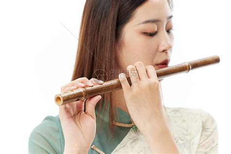 国风美女吹笛子特写高清图片下载 正版图片502505703 摄图网