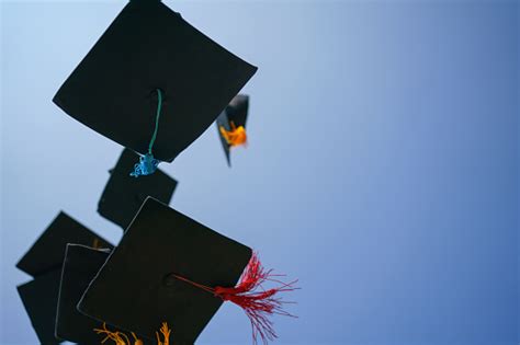 졸업식 대학 고등학교 졸업생들이 푸른 하늘에 모자를 던지는 모습 0명에 대한 스톡 사진 및 기타 이미지 0명 검은색 교육 Istock