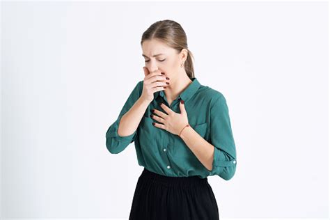 매력적인 젊은 여성이 가슴을 만지고 기침을 한다 기분이 나쁘고 재채기를 합니다 흰색 스튜디오 배경에 고립된 건강하지 않은 소녀 바이러스 독감 및 질병의 개념 감기와 독감에